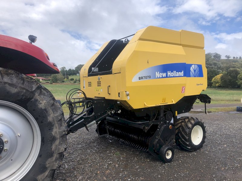 Lot 13 - 2009 New Holland BR 7070 Round Baler | AuctionsPlus