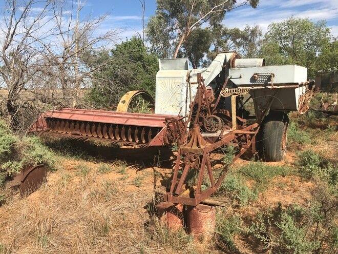 Lot 10 - Vintage Sunshine Header Harvester | AuctionsPlus