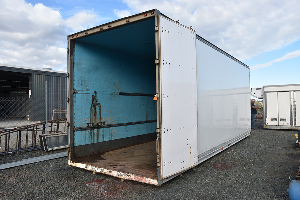 Lot 123 - 25ft Chiller Van with steel floor | AuctionsPlus