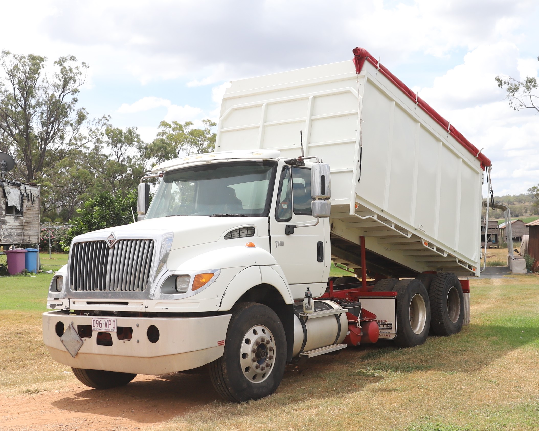 Lot 5 - International 7600 | AuctionsPlus