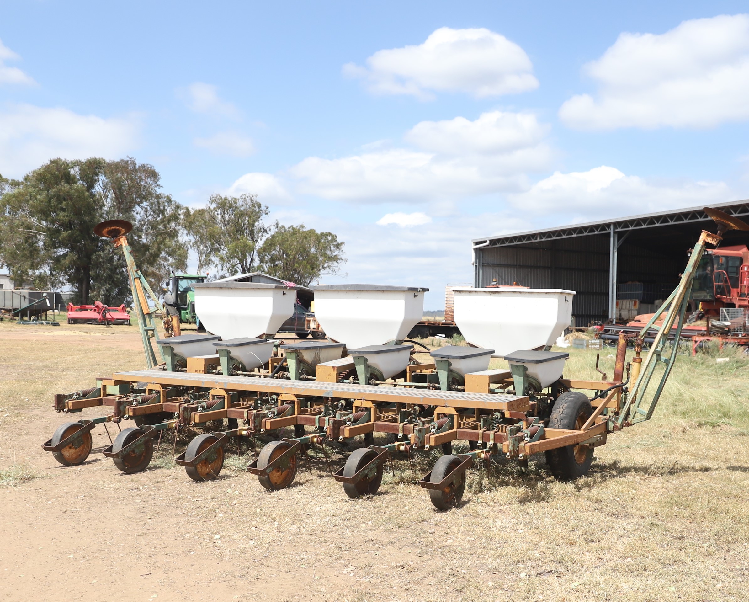 Lot 17 - 6 row 30 inch Sullivan precision planter | AuctionsPlus