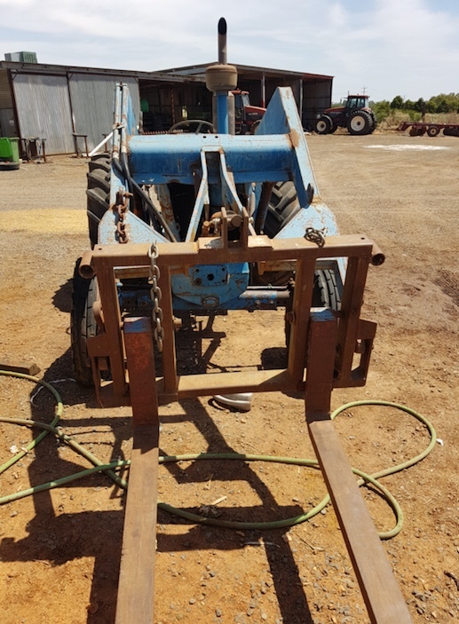 Lot 18 - 1975 Ford 5000 with Front End Loader, Forks and Bucket ...