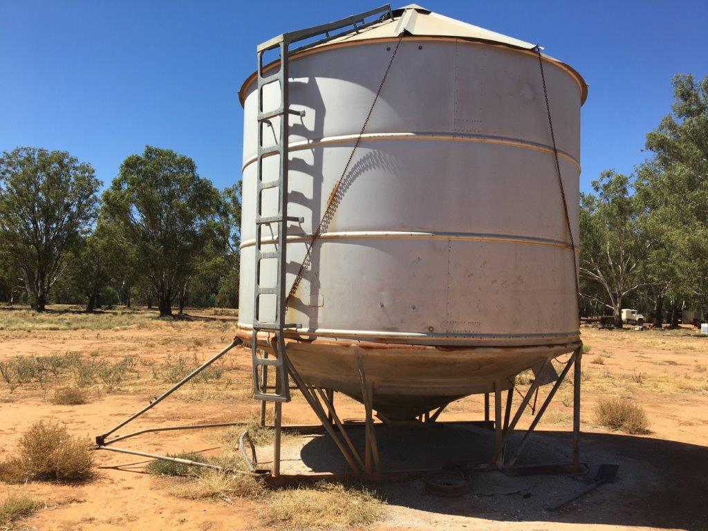 33 - Kotzer portable field bin | AuctionsPlus