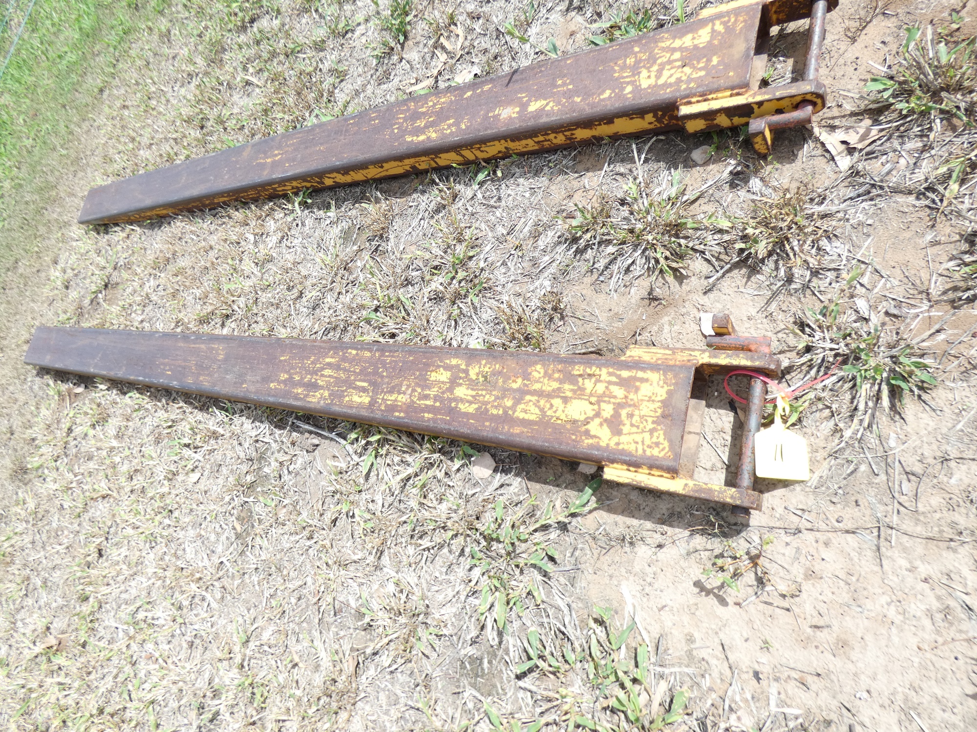 Lot 11 - 8ft Fork Slippers | AuctionsPlus