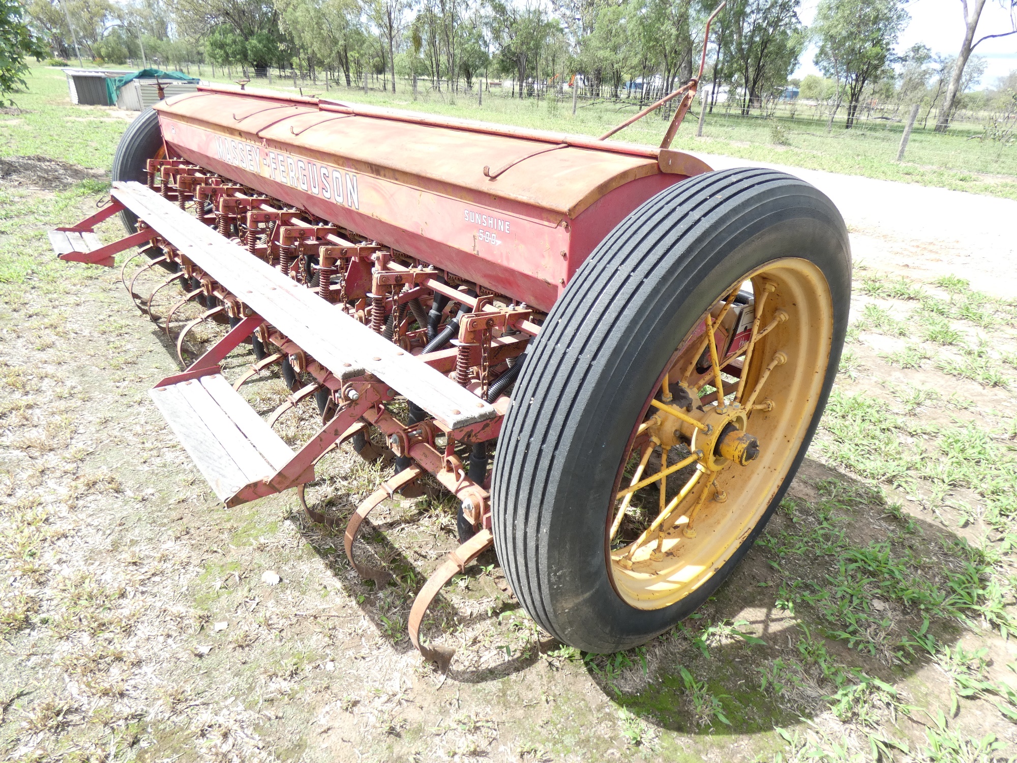Lot 26 - MF Sunshine 500 Combine | AuctionsPlus