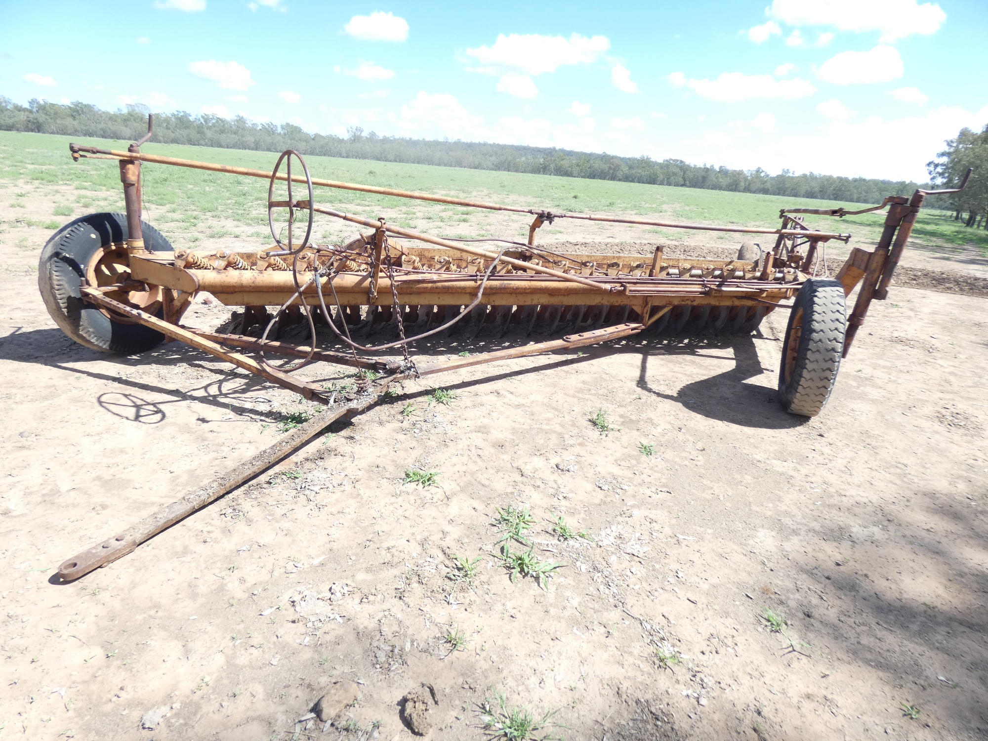 Lot 253 - 22 Disc Chamberlain Plough | AuctionsPlus