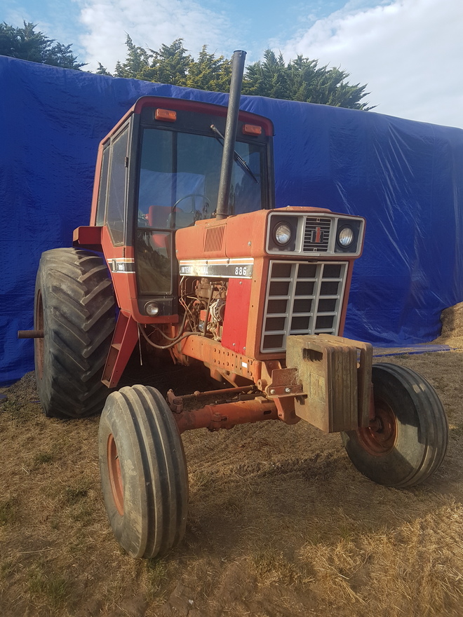 Lot 13 - IH (International Harvester) 886B Series Tractor | AuctionsPlus