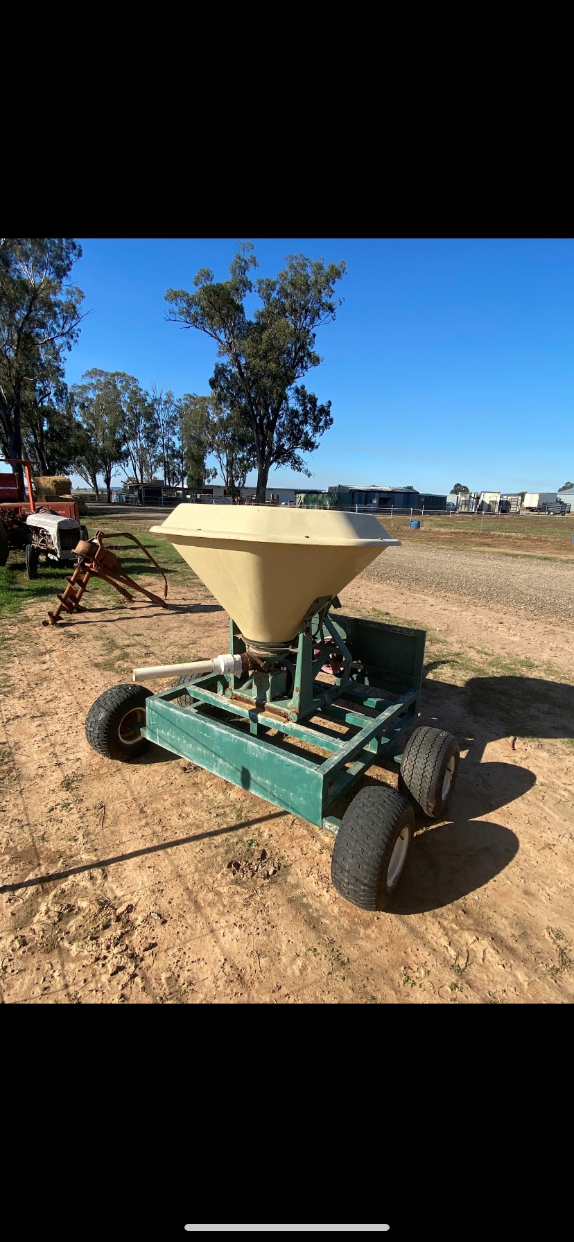 Lot 56 - Super spreader, Petrol driven engine,Four wheel | AuctionsPlus
