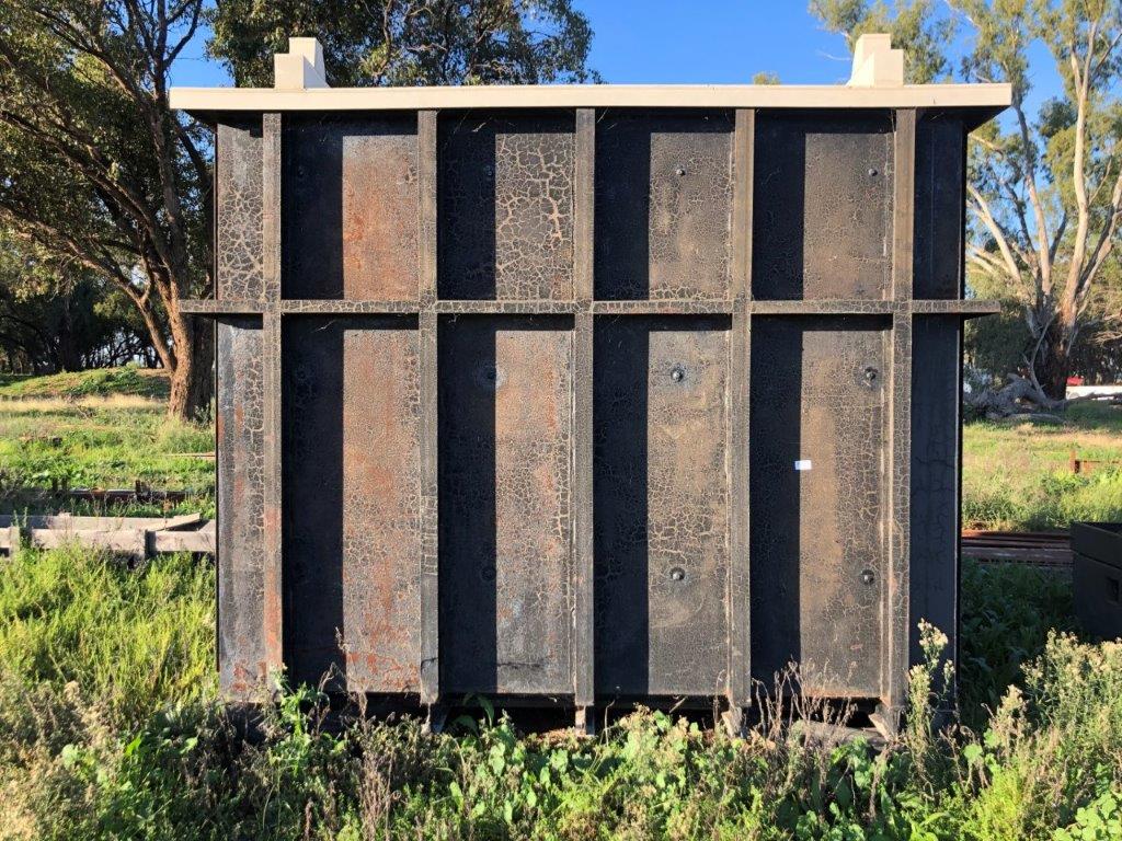 LOT 47 - Open top steel vat dipping tank | AuctionsPlus