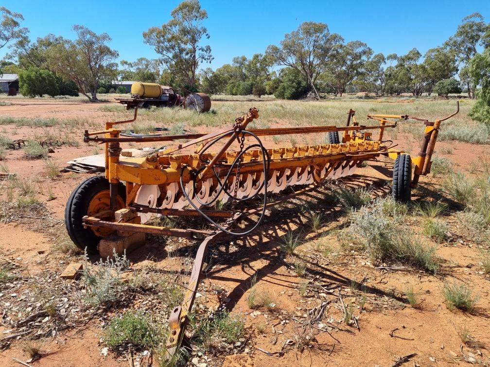 Lot 12 - Chamberlain 18 Disc One Way Plough | AuctionsPlus