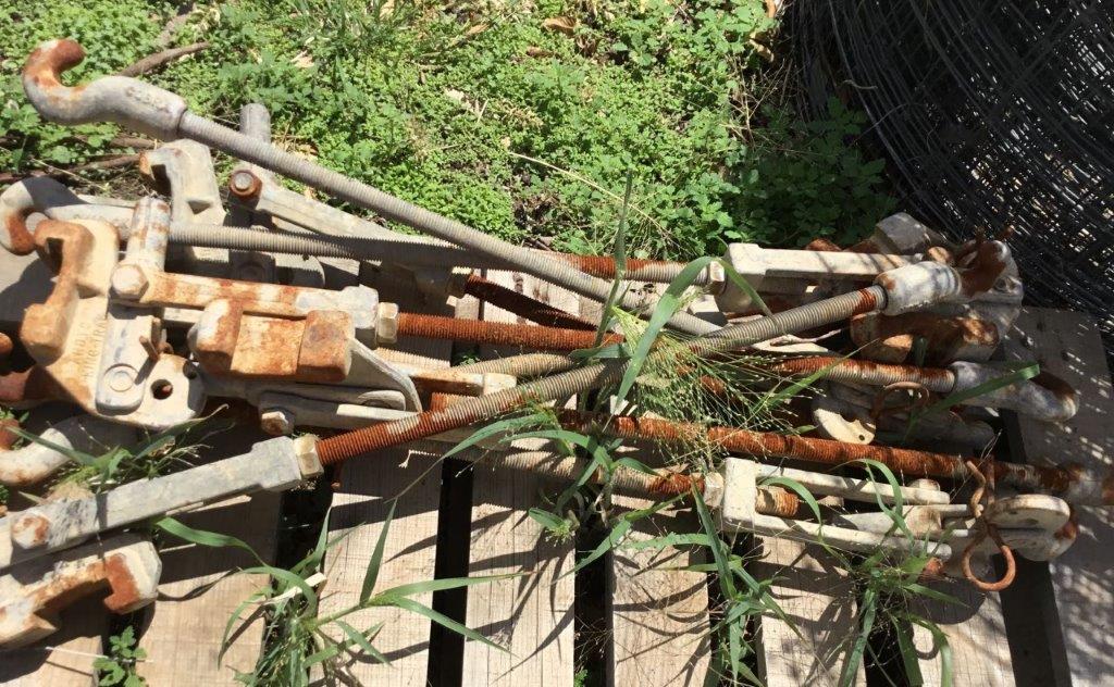 Lot 69 - Dual Wheel Tyre Rods | AuctionsPlus