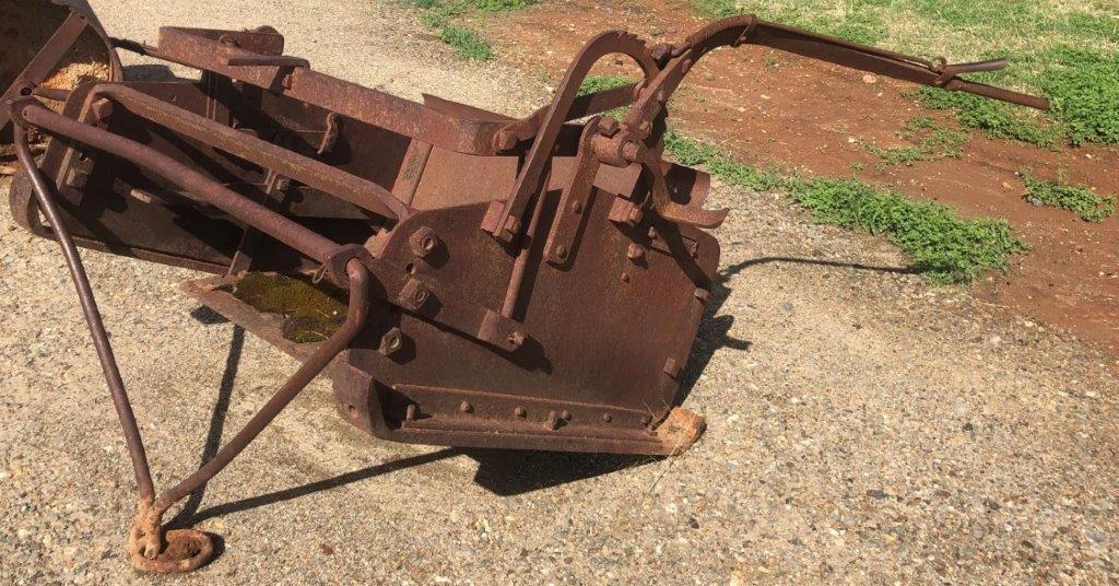 Lot 77 - Monkey Tail Scoop | AuctionsPlus