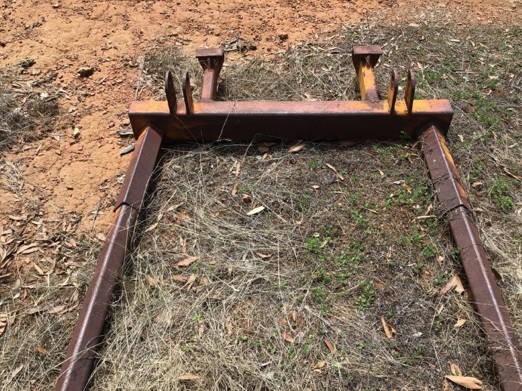 Lot 115 - 3 Point Linkage Hay Forks | AuctionsPlus