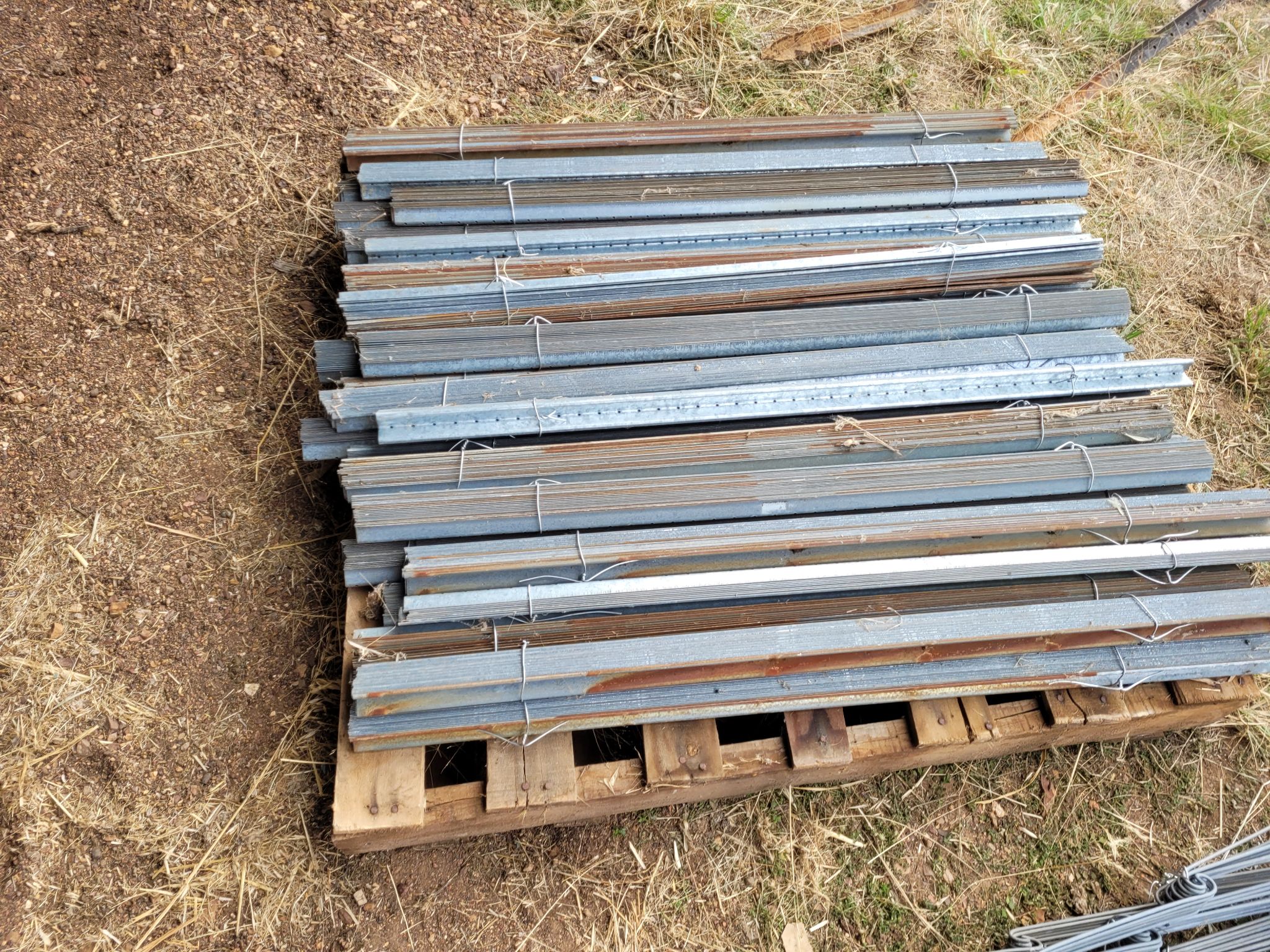 Lot 140 - Galv. Droppers x 560 | AuctionsPlus