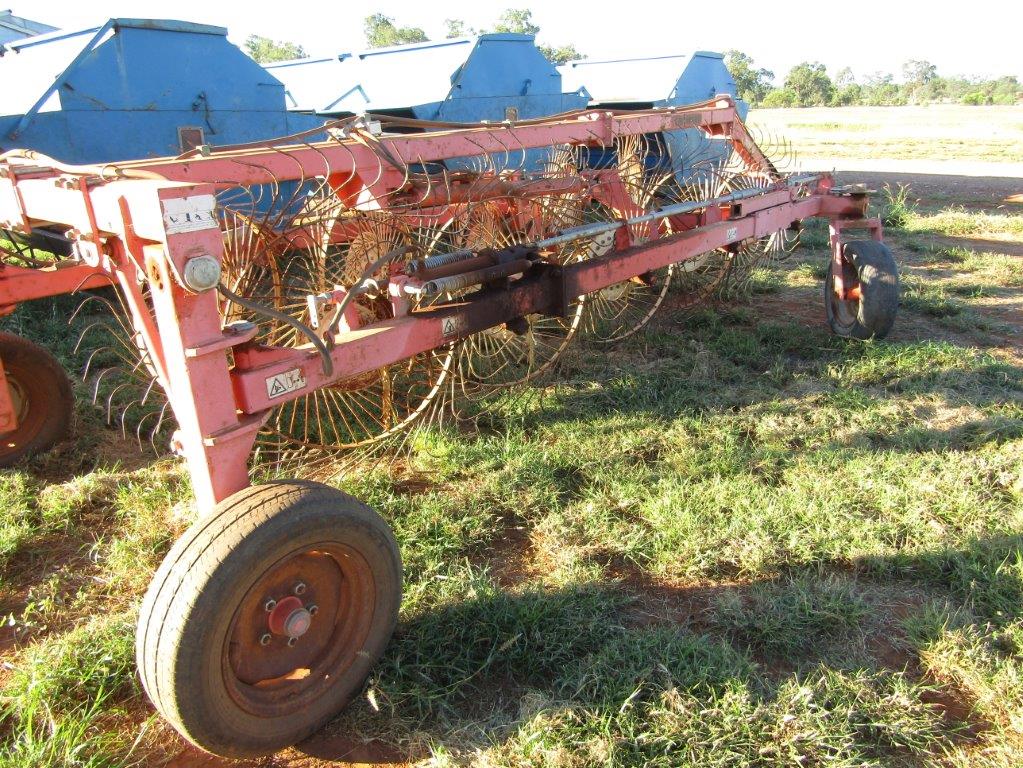 Lot 35 - Howard 10 wheel hay rake | AuctionsPlus