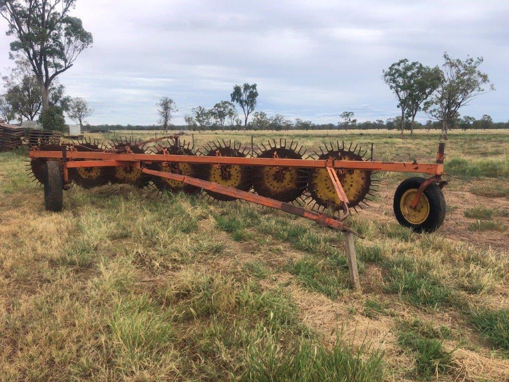Lot 40 - Harwood Bagshaw 7-wheel wake rake | AuctionsPlus