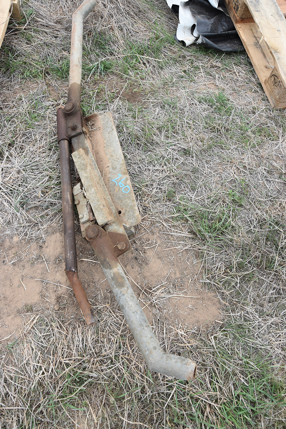 Lot 260 - Cattle head grabber | AuctionsPlus