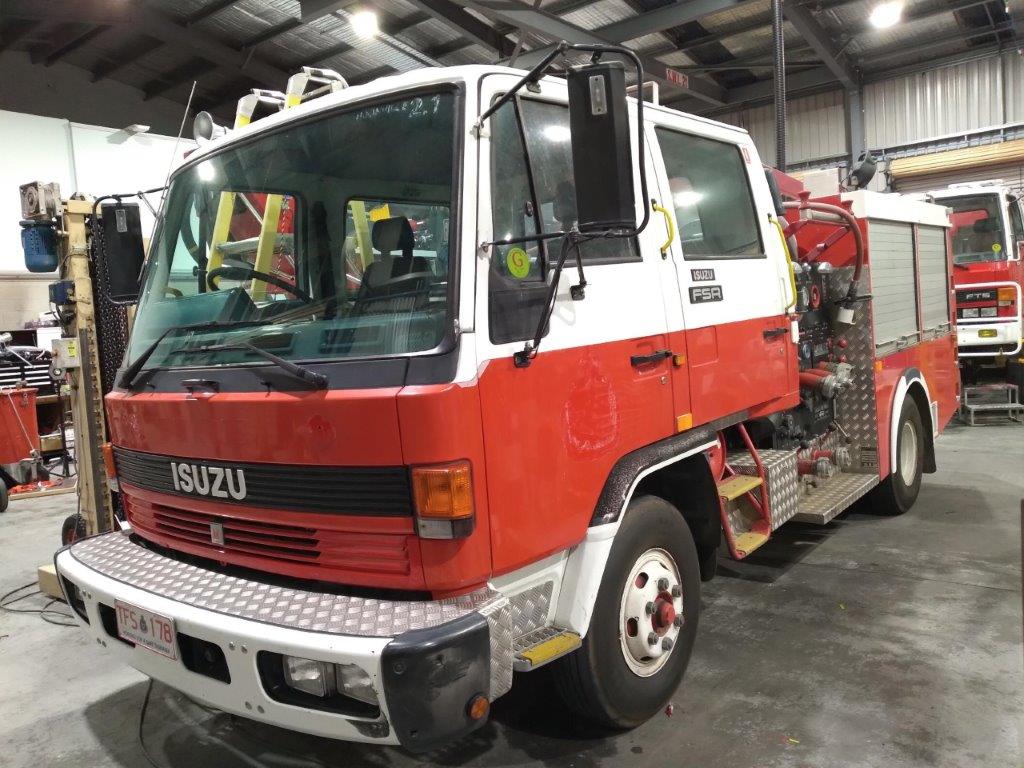 Lot 113 - 1992 Isuzu FSR500 Diesel 4x2 medium pumper fire truck ...