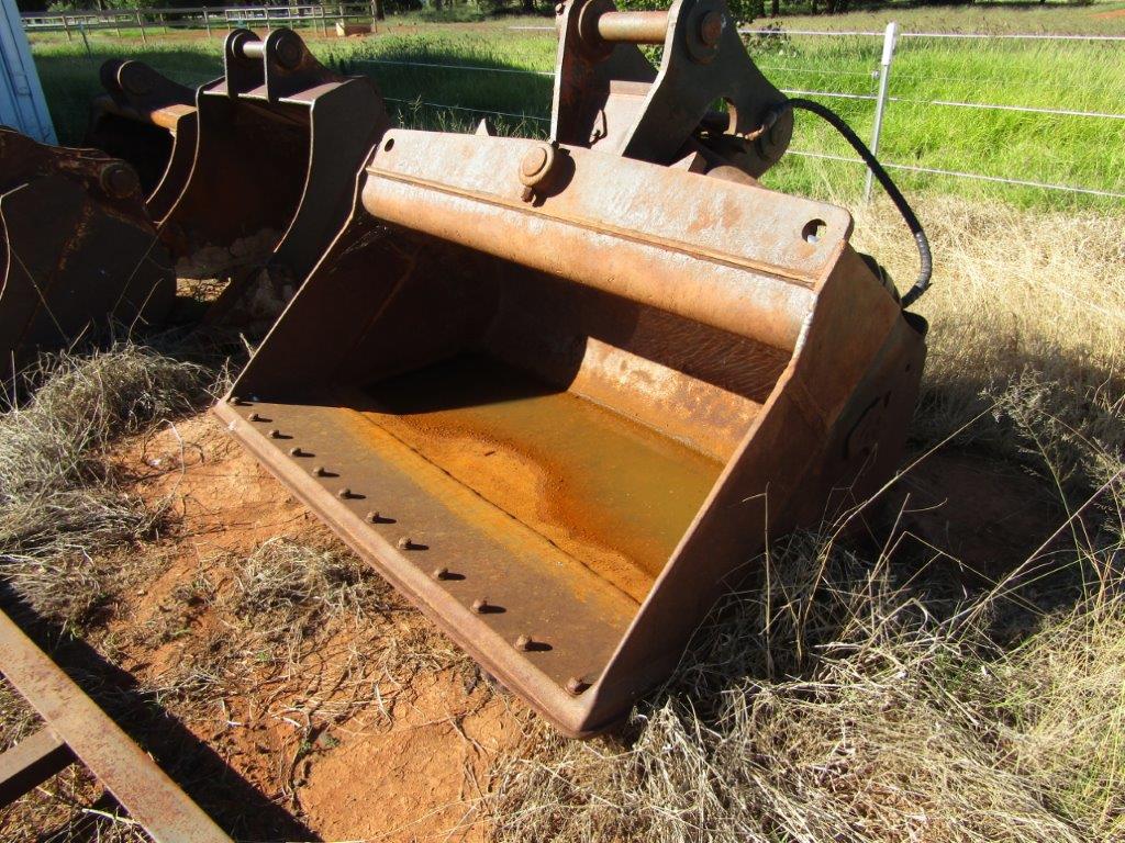 Lot 54 - 1750mm Batter Bucket | AuctionsPlus