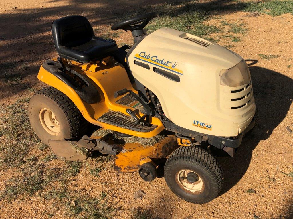 Lot 63 - Cub Cadet LT1042 ride on mower | AuctionsPlus