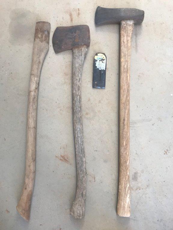 Lot 133 - Axe and block splitter | AuctionsPlus