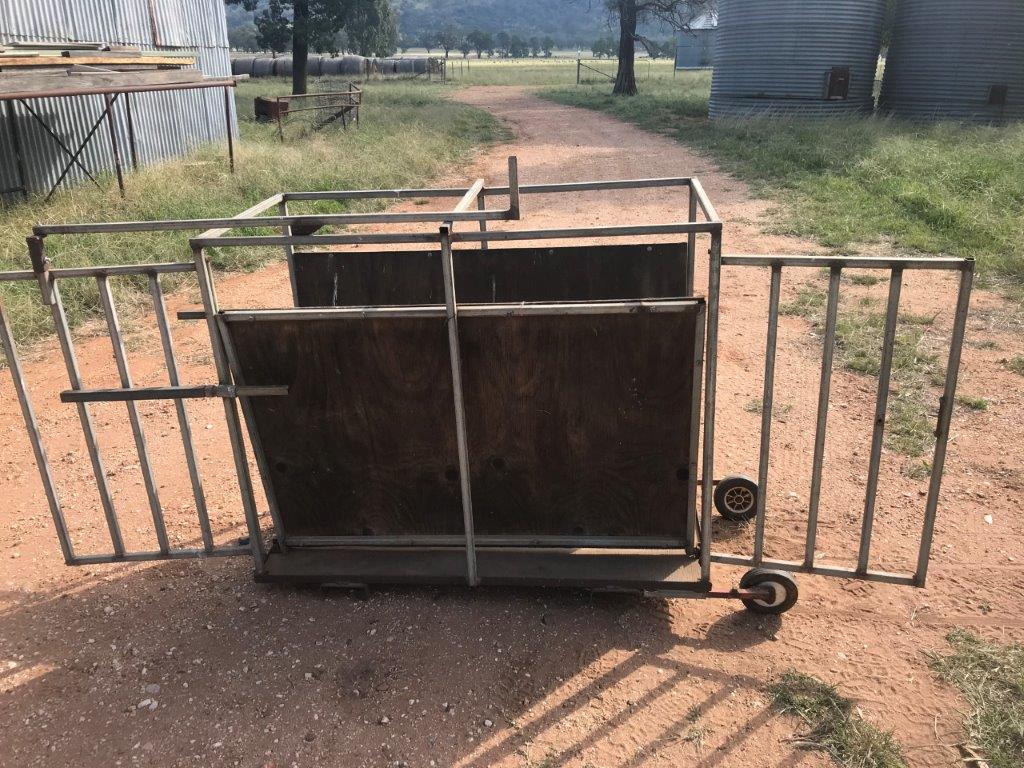 Lot 42 - Homemade sheep weigh crate | AuctionsPlus