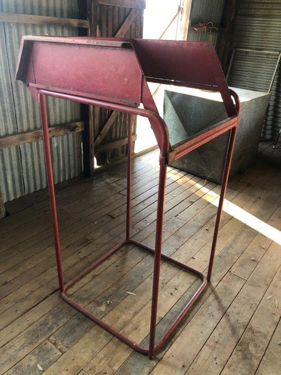 Lot 46 - Wool pack holder - red | AuctionsPlus