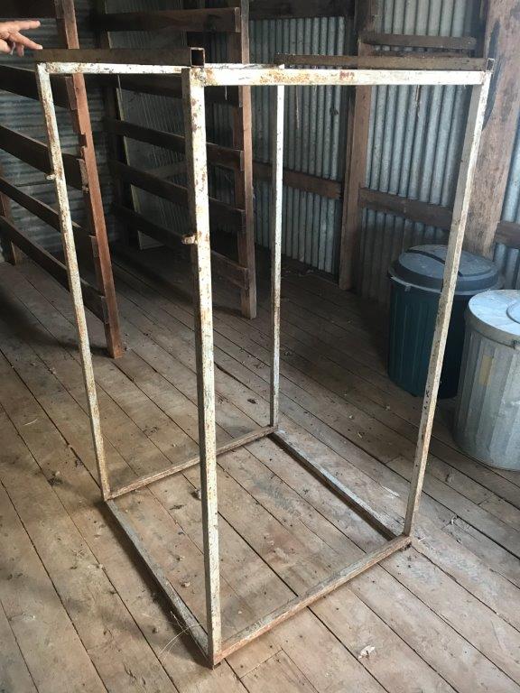 Lot 47 - Wool pack holder - white | AuctionsPlus