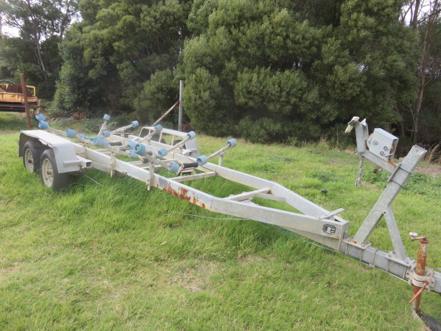 Lot 25 - 1990 Mackay tandem axle boat trailer | AuctionsPlus