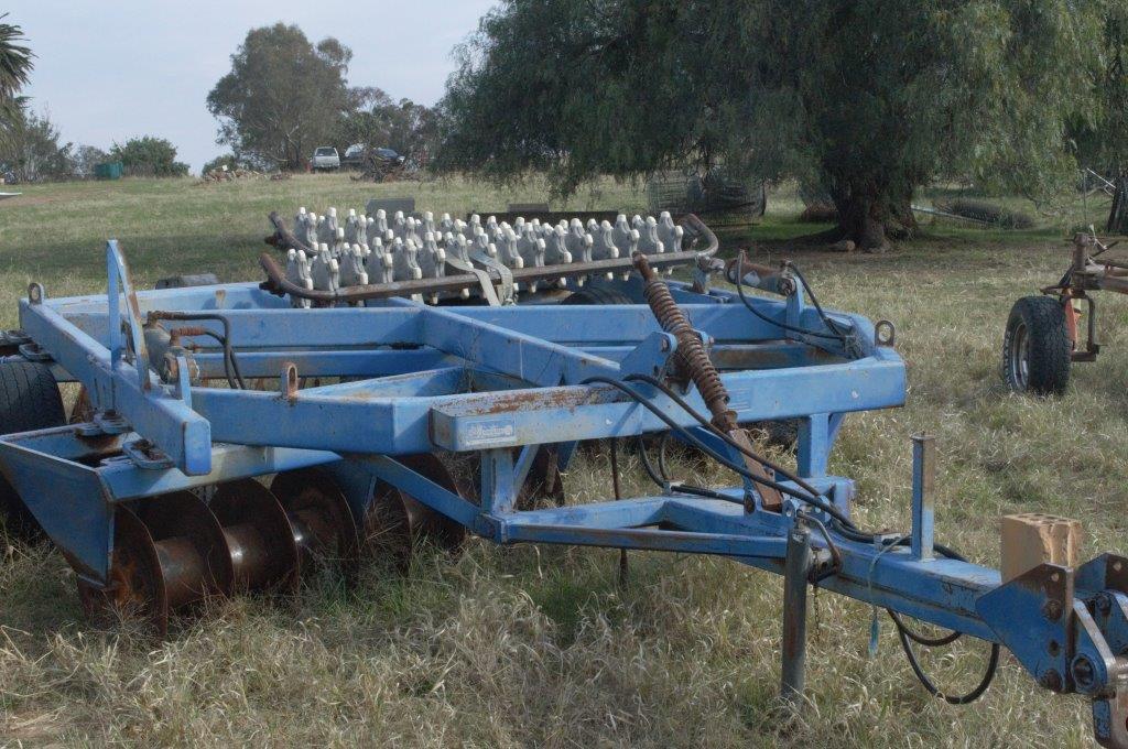 Lot 52 - Grizzley 36 disc & Agmaster harrows | AuctionsPlus