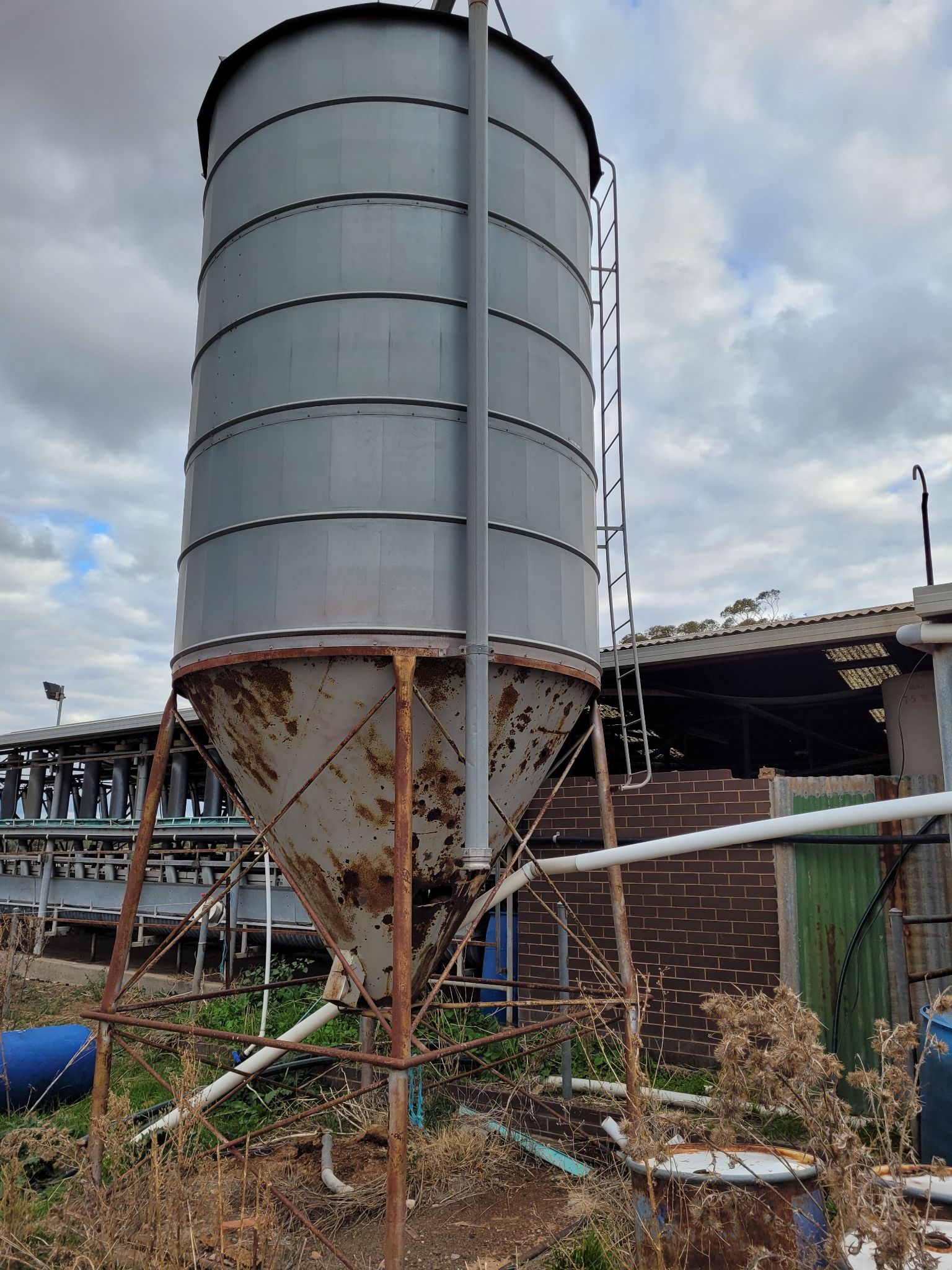 Lot 93 - Damaged Silo | AuctionsPlus