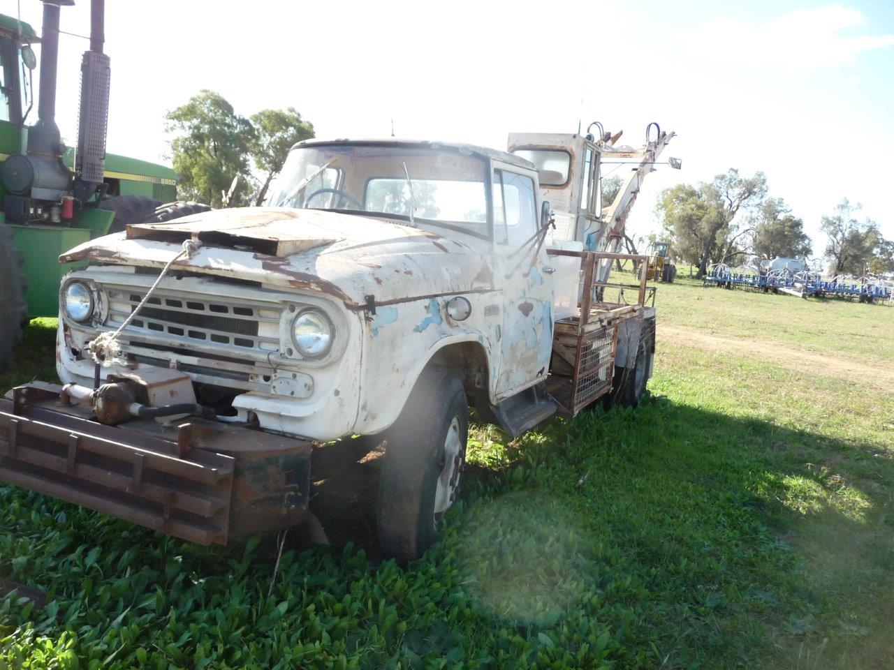 Lot 129 - International C1100 truck | AuctionsPlus