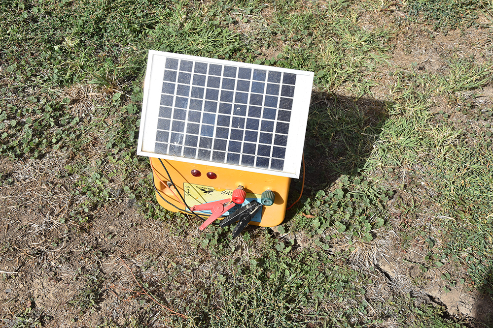 Lot 187 - Thunderbird 5 kilometer solar electric fence unit | AuctionsPlus