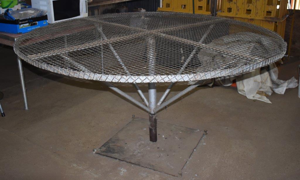 Lot 210 - wool classing table | AuctionsPlus