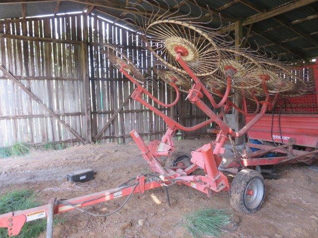 Lot 68 - Howard 9 wheel hay rake | AuctionsPlus
