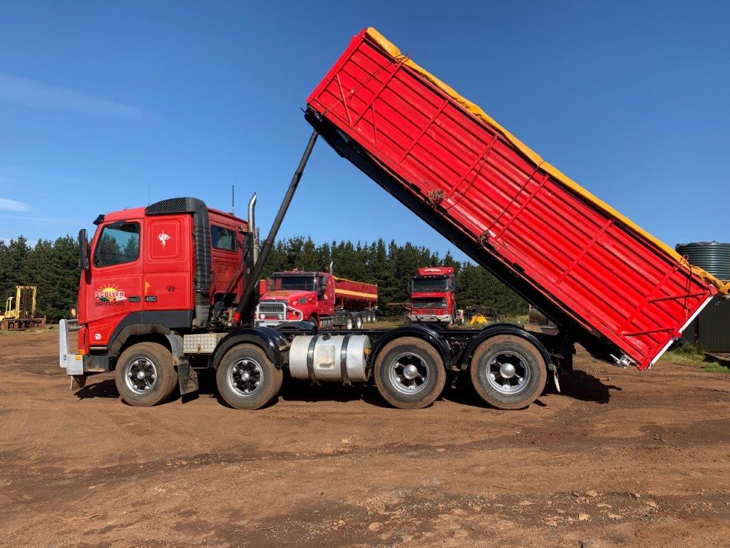 Lot 90 - 2001 Volvo FH12 460 twin steer tipper/prime mover, engine done ...