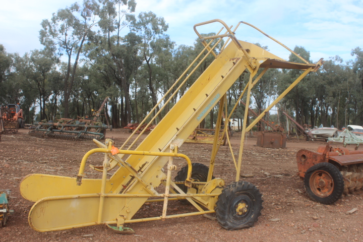 LOT 76 - Small Bale Stacker | AuctionsPlus