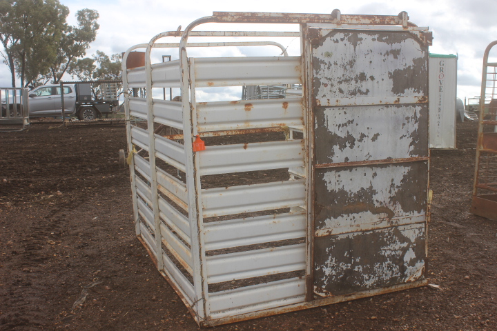 LOT 197 - Cattle Crate | AuctionsPlus