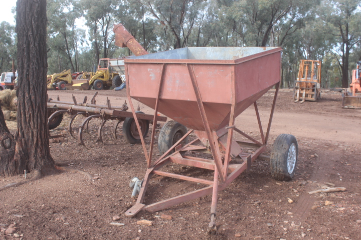 LOT 64 - Feedout Cart | AuctionsPlus