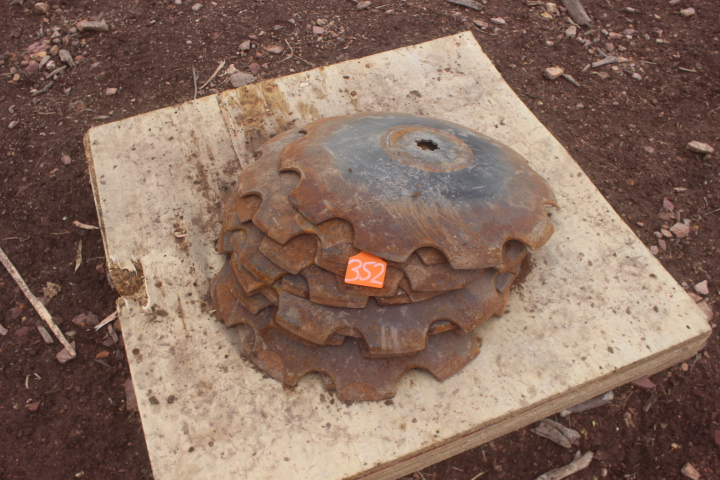 LOT 352 - 10 x Plow discs | AuctionsPlus