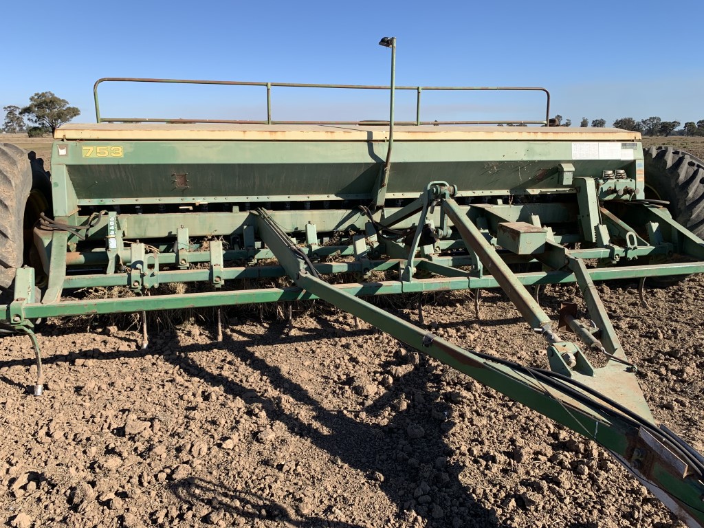 Lot 20 - Chamberlain 753 Combine | AuctionsPlus