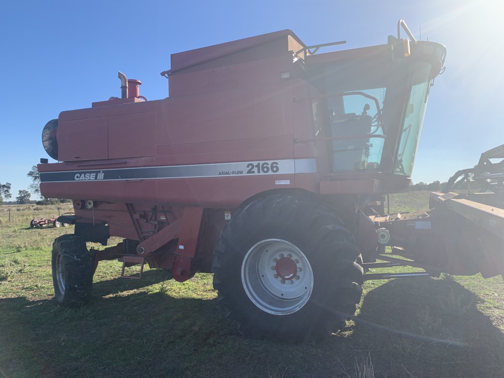 Lot 21 - 1994 Case 2166 Header | AuctionsPlus