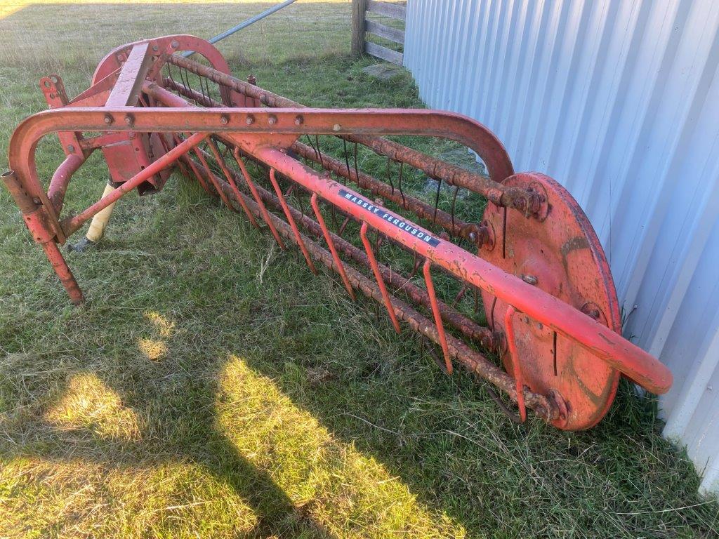 Lot 118 - Massey Ferguson MF25 PTO side delivery rake | AuctionsPlus