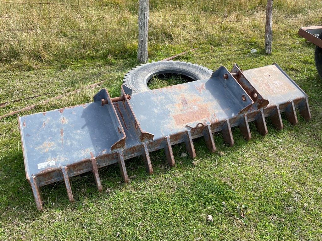 Lot 35 - Challenge blade/ stick rake | AuctionsPlus