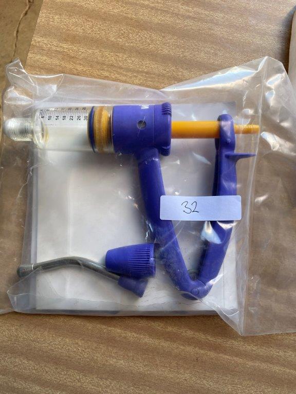 Lot 88 - Simcro 30mm applicator drench gun | AuctionsPlus