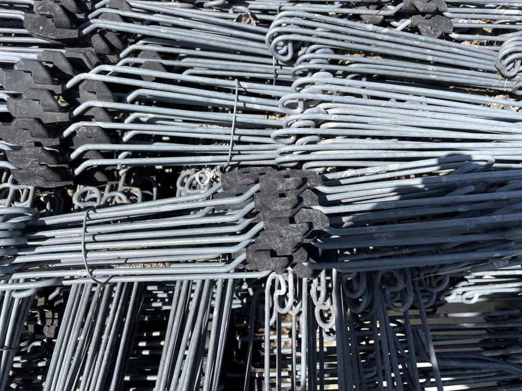 Lot 206 - lightning fence droppers | AuctionsPlus
