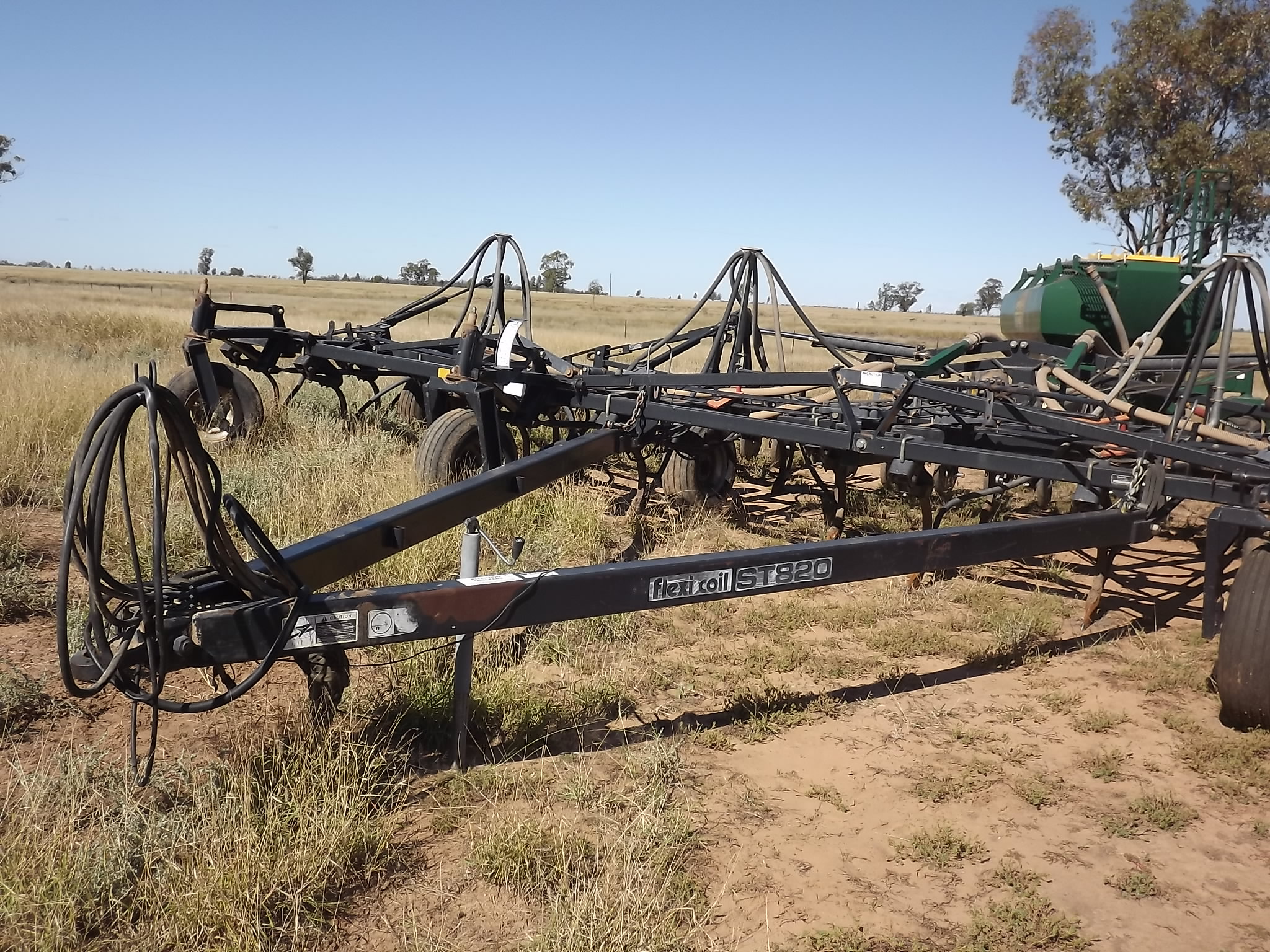 Lot 68 - Flexicoil ST820 with a Simplicity 4500Aircart | AuctionsPlus