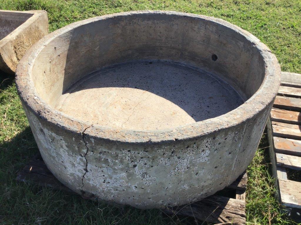 Lot 87 - 4 foot Round Cement trough | AuctionsPlus