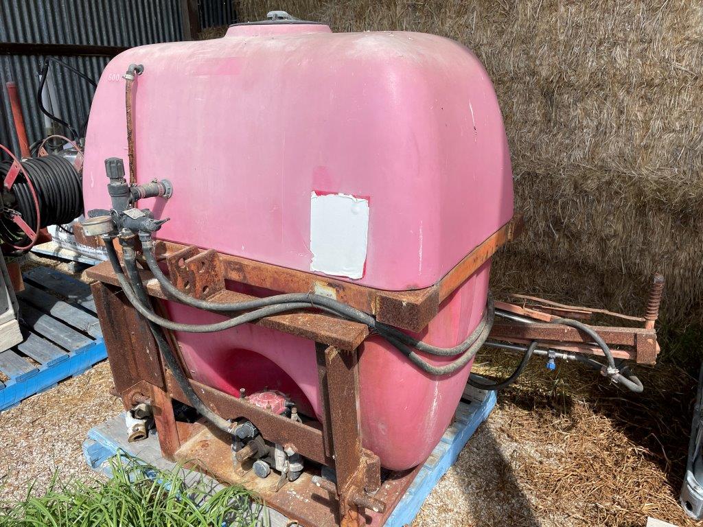 Lot 42 - Silvan 600L spray tank and 6m | AuctionsPlus