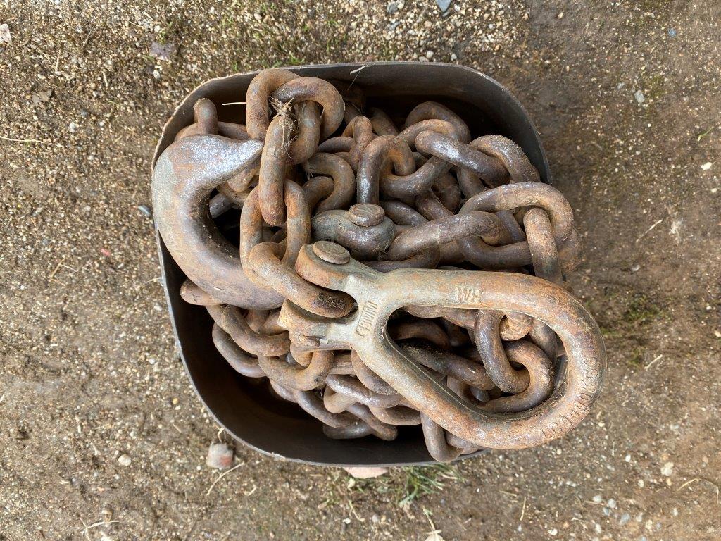 Lot 14 - Large drag chain | AuctionsPlus